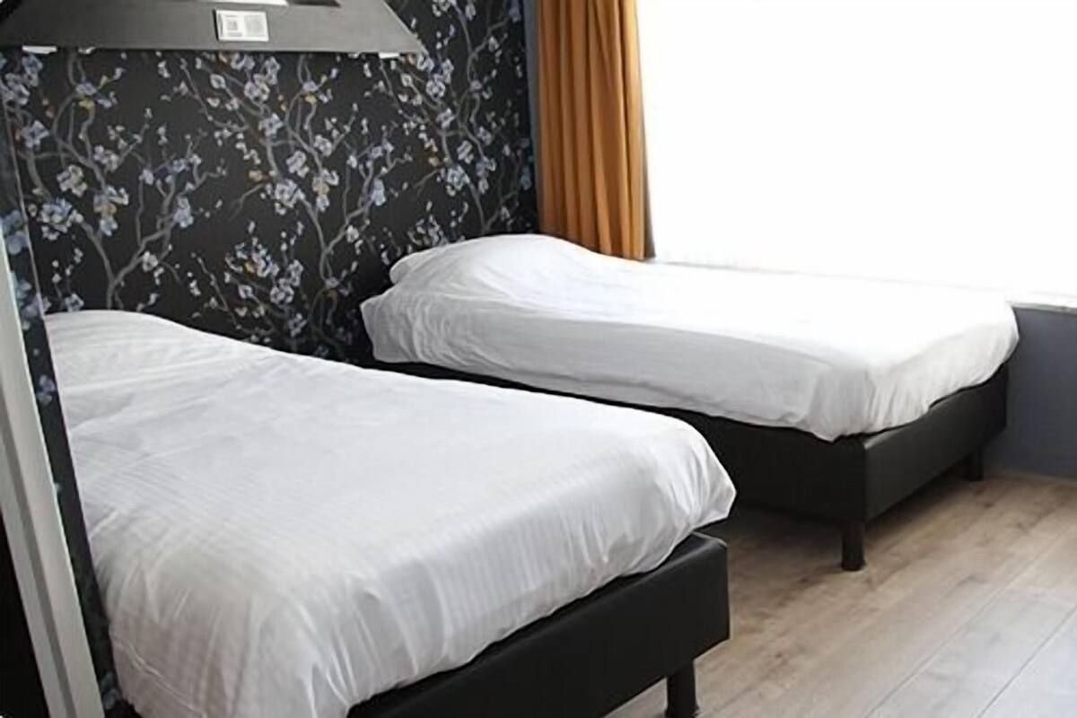 Escrivaninha, berços (sobretaxa), Wi-Fi de cortesia, roupa de cama