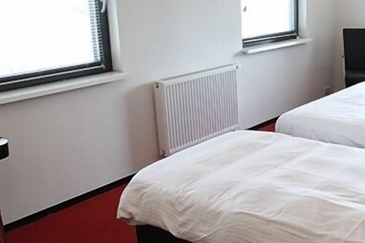 Quarto triplo standard, 3 camas de solteiro | Escrivaninha, berços (sobretaxa), Wi-Fi de cortesia, roupa de cama