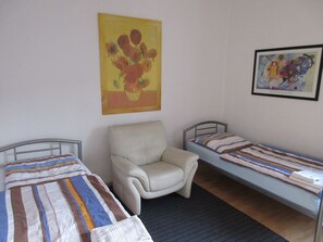 Quarto Twin Familiar, Casa de Banho Partilhada | Ferro/tábua de engomar, Wi-fi grátis, roupa de cama fornecida