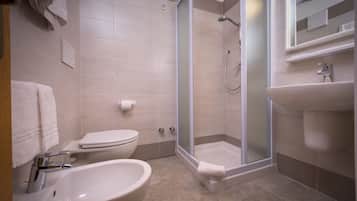 Apartamento superior, cozinha | Banheiro | Chuveiro, secador de cabelo, toalhas de banho