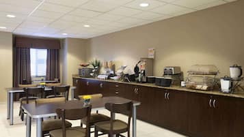 Café da manhã para viagem grátis todos os dias