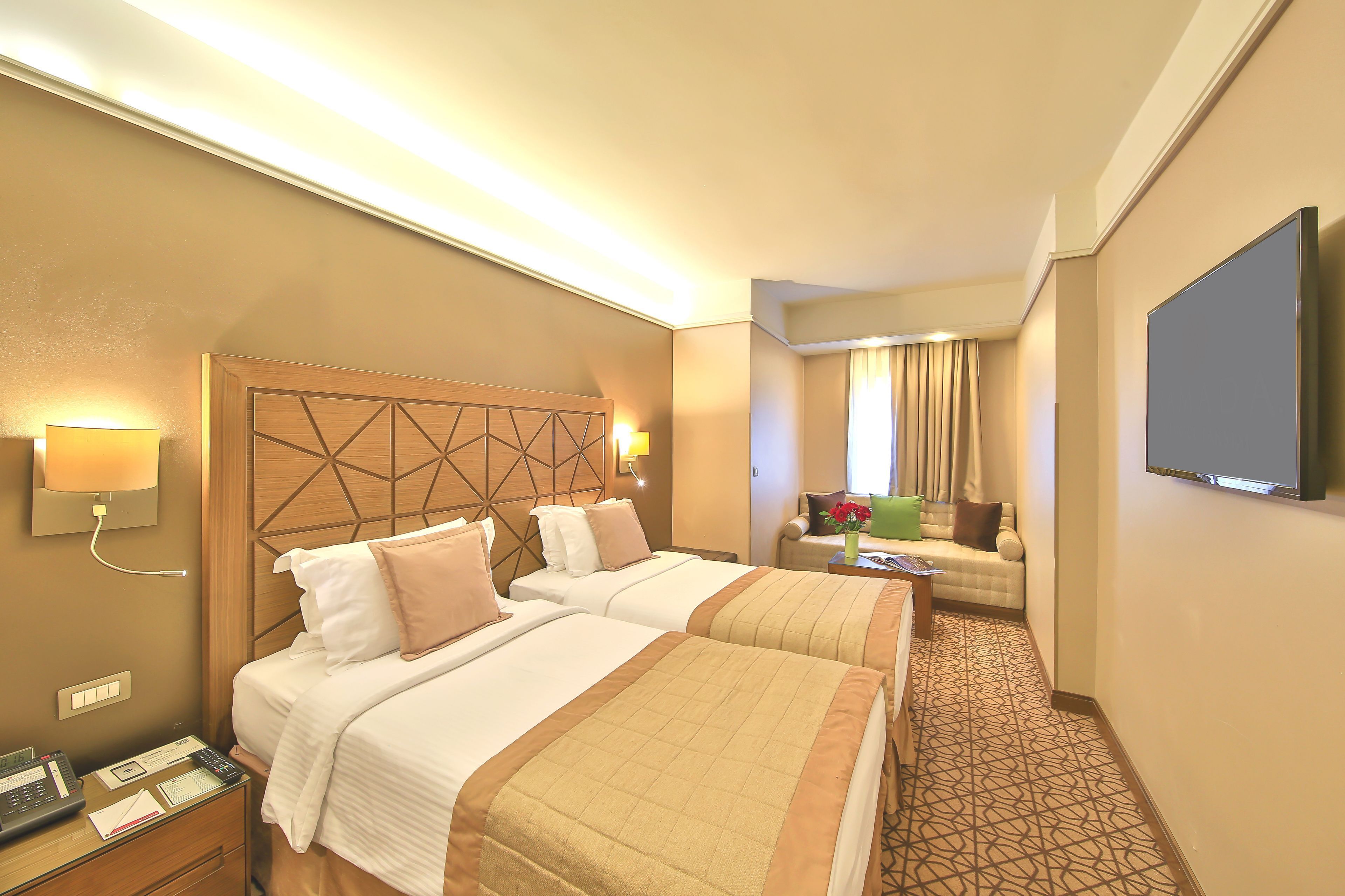 Roupas de cama premium, frigobar, cofres nos quartos, escrivaninha