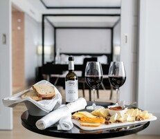 Suite | Roupa de alta qualidade, minibar, cofre com capacidade para portátil 