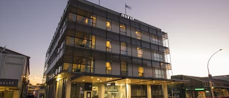 Fachada do alojamento (tarde/noite)