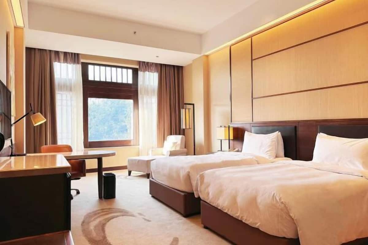 Roupas de cama premium, frigobar, cofres nos quartos, escrivaninha