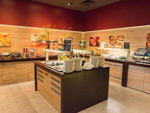 Pequeno-almoço tipo buffet diário (15 EUR por pessoa) 