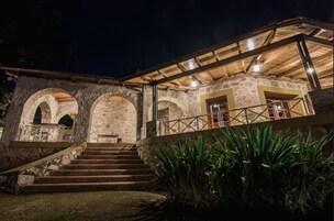Fachada do alojamento (tarde/noite)