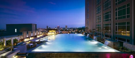 Piscina exterior, espreguiçadeiras