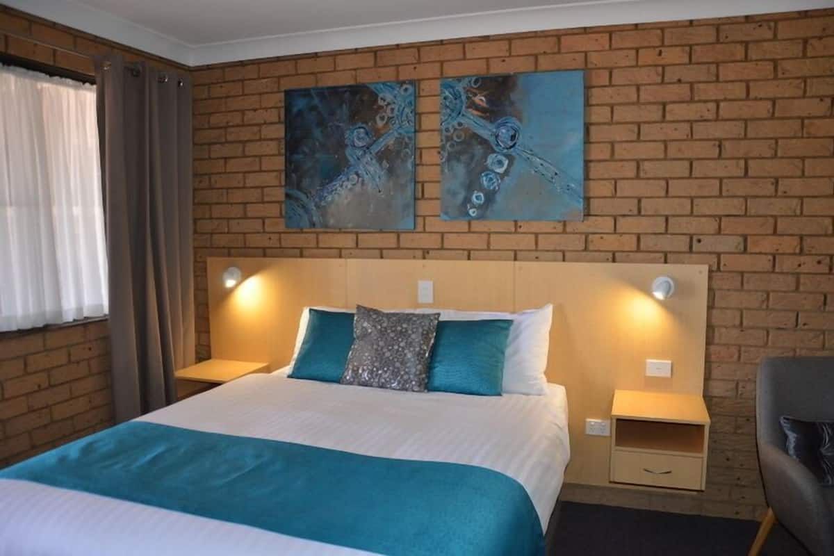 Quarto luxo, 1 cama Queen | Roupas de cama premium, edredons de pluma, cortinas blackout
