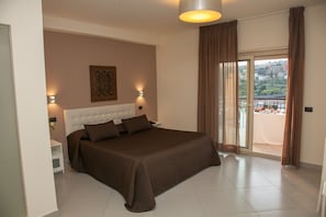 Roupa de alta qualidade, minibar, cofre no quarto, secretária 