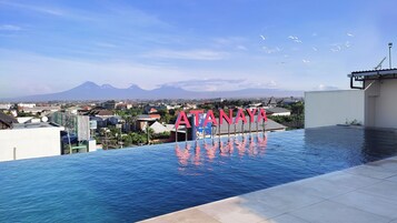 Piscina externa, funciona das 7h às 21h, guarda-sóis, espreguiçadeiras