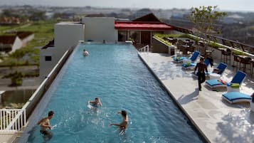 Piscina exterior, da(s) 7:00 à(s) 21:00, guarda-sóis, espreguiçadeiras