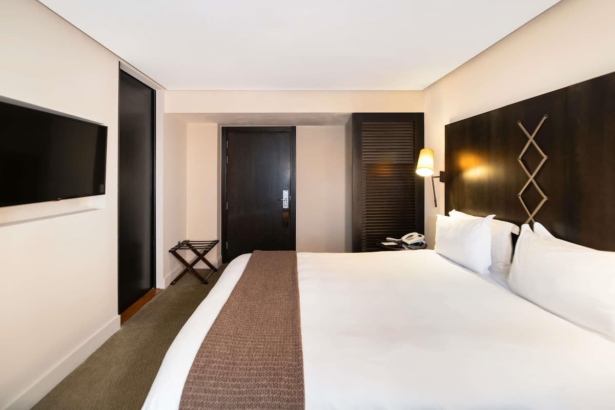 Quarto Superior, 1 cama queen-size, Vista para a cidade | Minibar, cofre no quarto, secretária