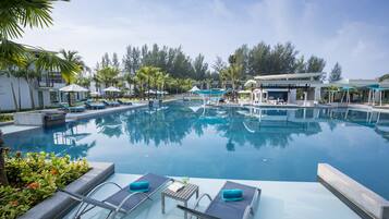 7 piscinas exteriores, guarda-sóis, espreguiçadeiras