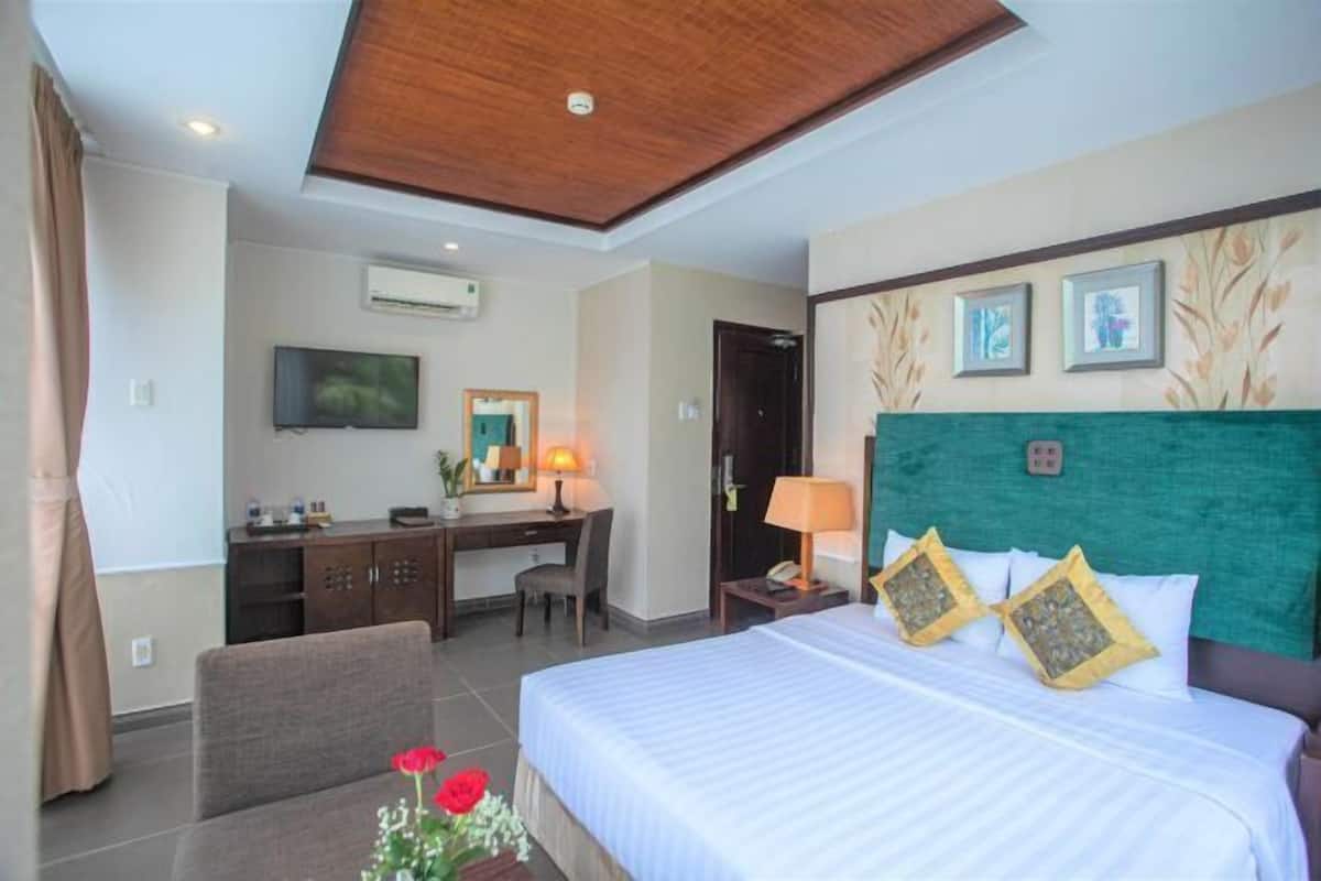 Frigobar, cofres nos quartos, escrivaninha, cortinas blackout