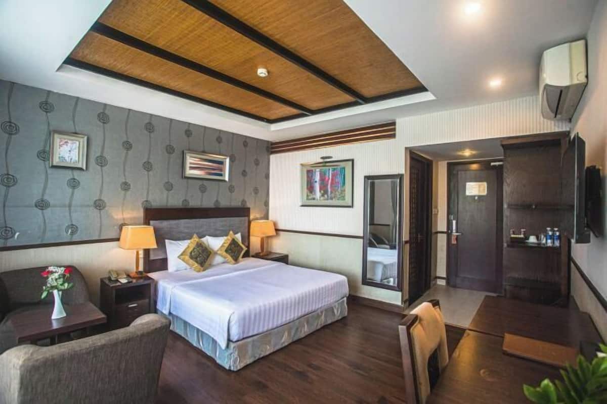 Frigobar, cofres nos quartos, escrivaninha, cortinas blackout