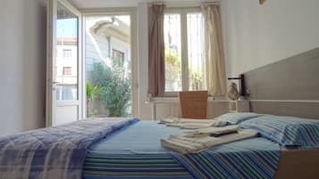 Quarto Triplo | 5 quartos, edredões de penas, secretária, cortinas/cortinados opacos