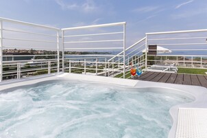 Piscina no piso superior