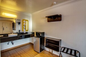 Uma combinação polibã/banheira, toalhas fornecidas 