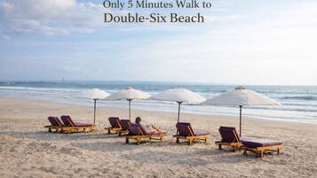 Perto da praia, praia de areia branca, toalhas de praia