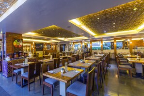 Pequenos-almoços servidos, cozinha internacional, junto à piscina 