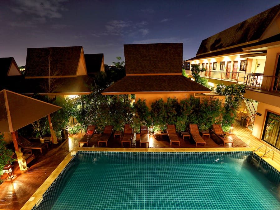 Piscina exterior, espreguiçadeiras