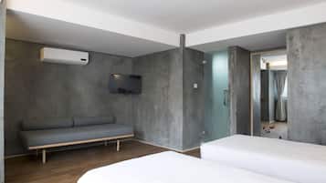 Cofres nos quartos, escrivaninha, ferros/tábuas de passar roupa