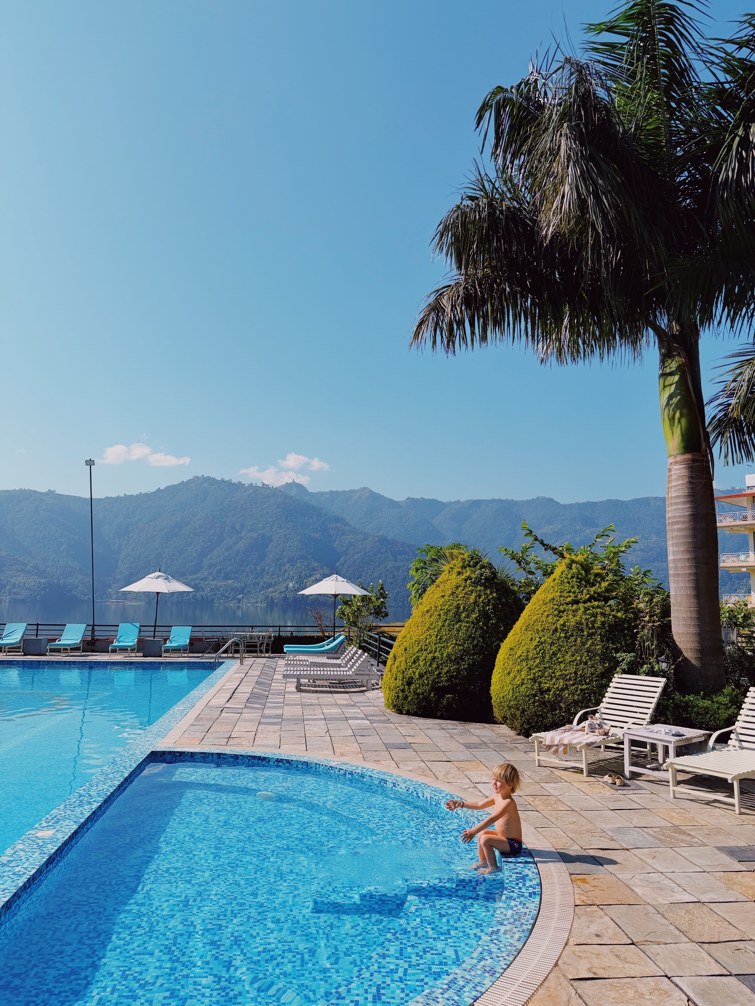 Piscina externa, guarda-sóis, espreguiçadeiras