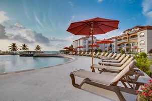 6 piscinas exteriores, guarda-sóis, espreguiçadeiras 