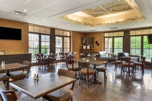 Café da manhã completo grátis todos os dias