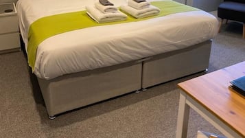 Estúdio luxo | Escrivaninha, ferros/tábuas de passar roupa, berços grátis