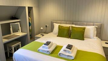 Estúdio clássico | Escrivaninha, ferros/tábuas de passar roupa, berços grátis