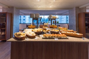 Café da manhã com buffet grátis todos os dias