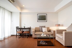 Quarto Duplo Deluxe | Sala de estar | Televisor LCD de 32 polegadas com canais por cabo, televisor 