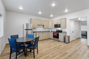 Apartamento standard, várias camas, para não fumantes, cozinha (Full Kitchen) | Roupas de cama antialérgicas, escrivaninha