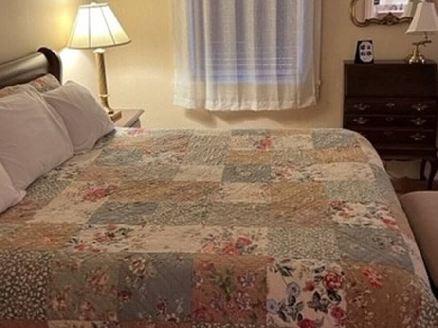 Quarto Júnior, 1 cama king-size, não fumadores, casa de banho privativa | Ferro/tábua de engomar, Wi-fi grátis, despertadores