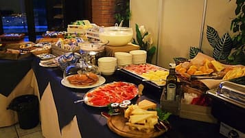 Pequeno-almoço tipo buffet diário mediante uma taxa
