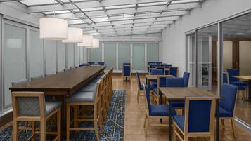Café da manhã com buffet grátis todos os dias