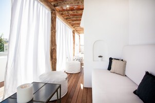 Piscina externa, espreguiçadeiras