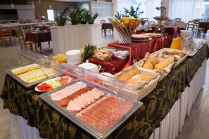 Pequeno-almoço tipo buffet diário mediante uma taxa 