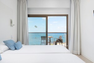 Quarto Duplo, varanda (Front Sea View) | Minibar, cofre no quarto, secretária, cortinas/cortinados opacos 
