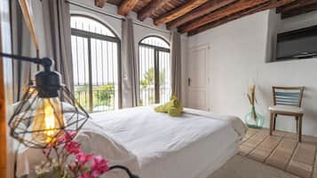 Quarto casal superior | Edredons de pluma, frigobar, individualmente decorados, escrivaninha