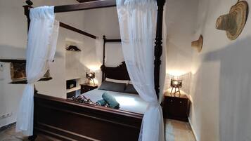 Quarto Duplo Superior | Edredões de penas, minibar, com decoração personalizada, secretária