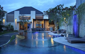Piscina exterior, guarda-sóis, espreguiçadeiras 