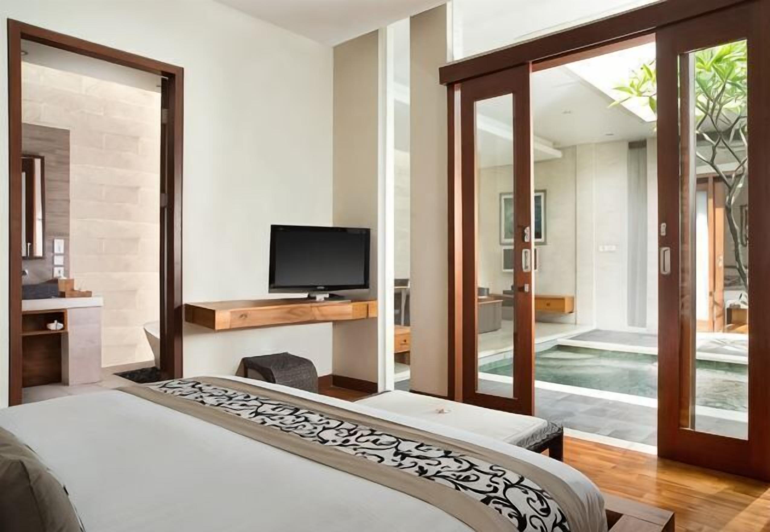 Cofre no quarto, com decoração personalizada, secretária 