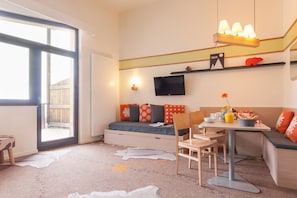 Apartamento Superior, 2 quartos | Sala de estar | Televisor 