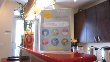 Pequeno-almoço takeaway diário (15.00 USD por pessoa)