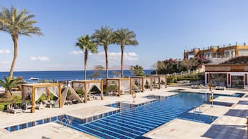 Piscina interior, 6 piscinas exteriores, toldos gratuitos, guarda-sóis