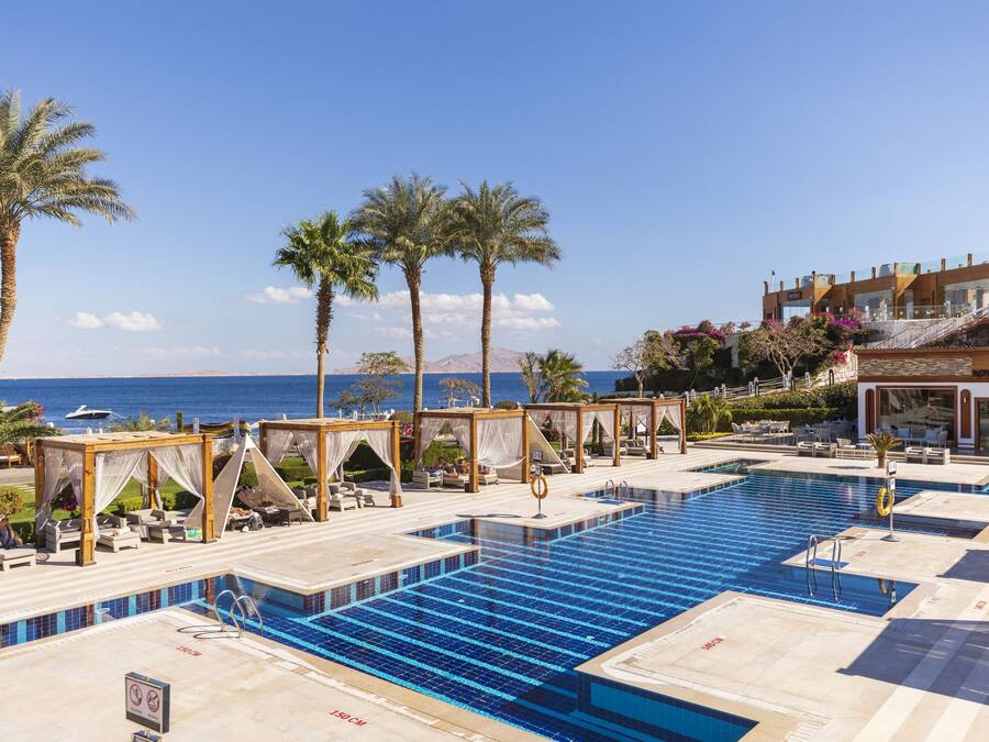 Piscina interior, 6 piscinas exteriores, toldos gratuitos, guarda-sóis