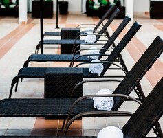 Piscina externa, funciona das 6h às 22h, espreguiçadeiras